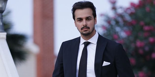 Sadri Alışık'ın ilk dizi heyecanı! - Keşke Hiç Büyümeseydik dizisi